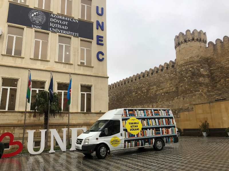 "Təkərli kitab dükanı" UNEC-də