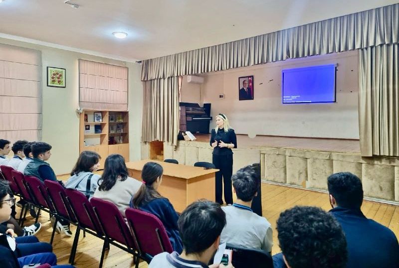 UNEC əməkdaşları 27 saylı məktəbdə təqdimatla çıxış ediblər